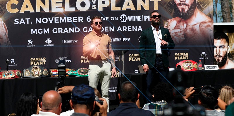 Video: Canelo Álvarez presumió lujosos shorts con diamantes incrustados