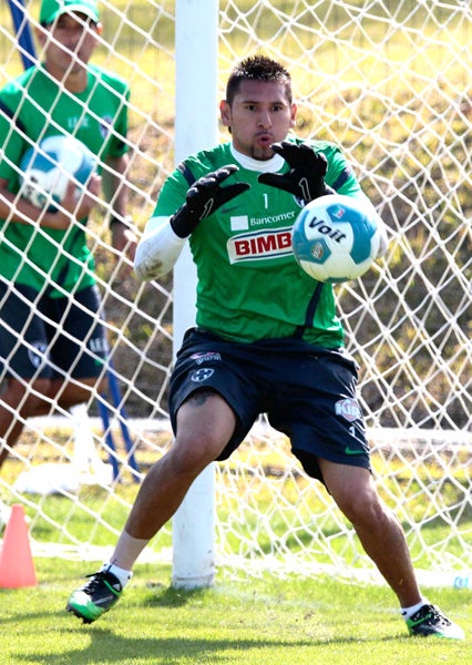 Suazo debe llegar a trabajar al parejo, asegura Orozco