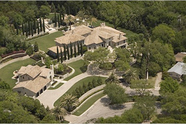 Armstrong vende propiedad en Texas por menos de 10 mdd