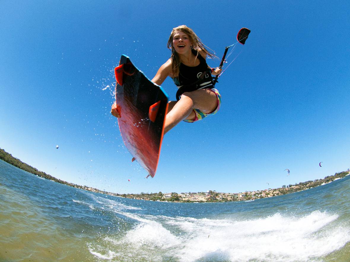 Hannah Whiteley, espectacular figura del Kiteboarding