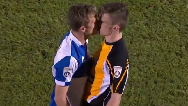 Jugador besa a su rival para calmar discusión en la cancha