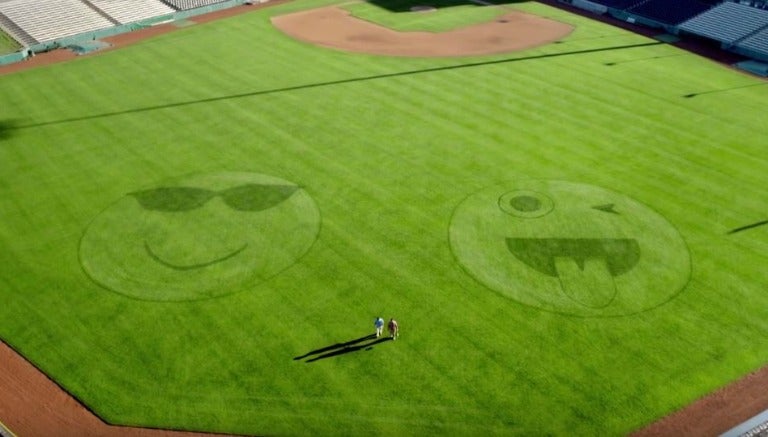 Guerra de emojis sobre pasto en estadio de beisbol Guerra de emojis sobre pasto en estadio de beisbol