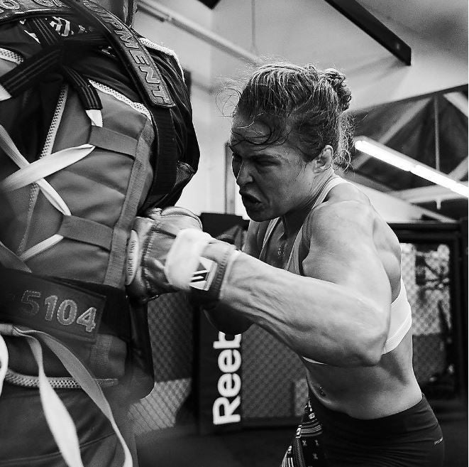 Ronda Rousey da el peso y está en forma para UFC 207