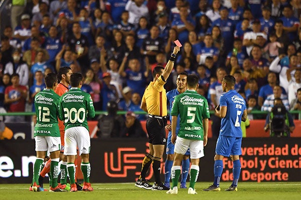 Yoshimar Yotún tendrá que cumplir suspensión tras expulsión en León