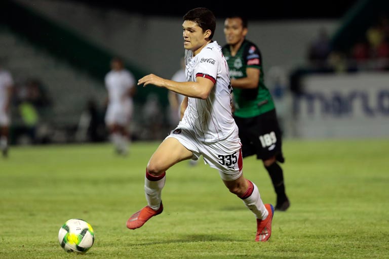 'Chevy' Martínez, joya escondida de Chivas, debuta en Copa