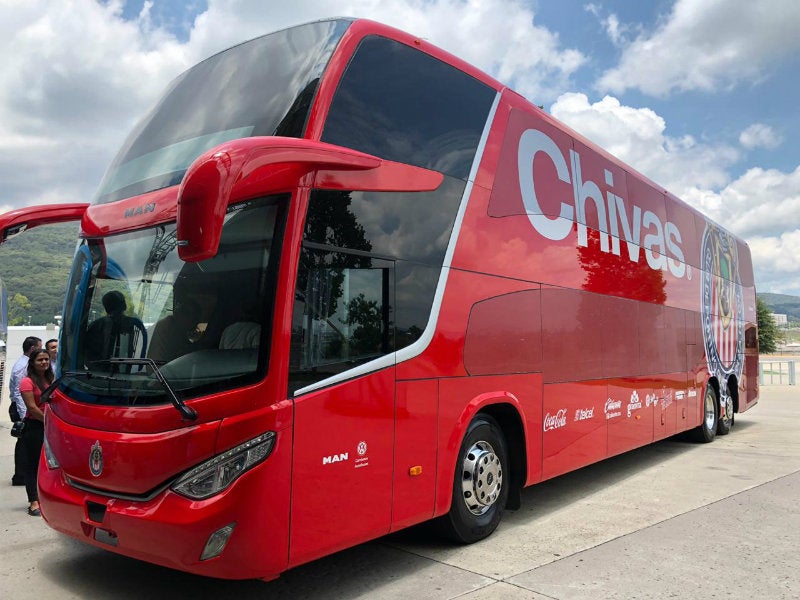 Chivas presentó los nuevos autobuses en los que viajará