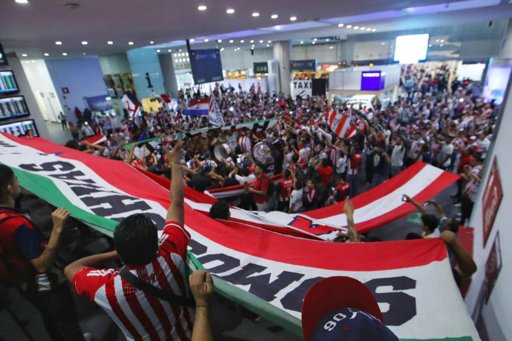 Afición de Chivas brindó una cálida bienvenida a su equipo a la CDMX