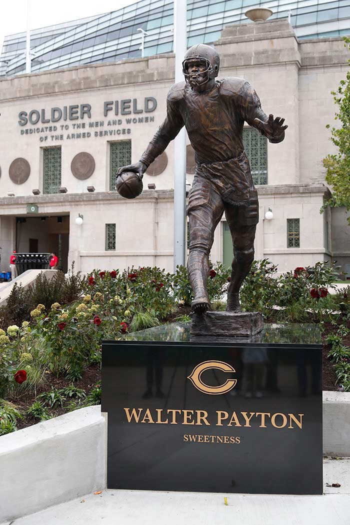 Chicago Bears develaron estatuas de Walter Payton y George Halas