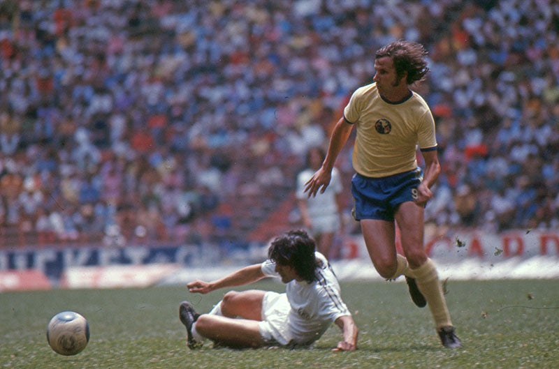 A 50 años, Enrique Borja recuerda su polémico traspaso de Pumas a América