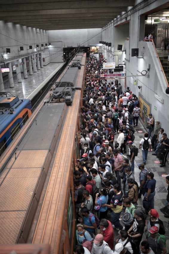 Metro Pantitlán lució lleno a pesar de la campaña de Sana Distancia