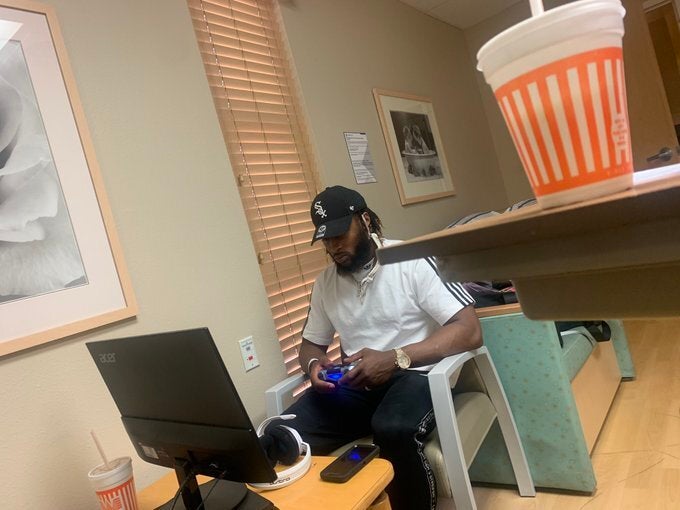 Aaron Jones llevó su PS4 al hospital mientras esperaba labor de parto ...