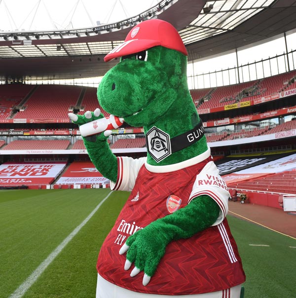 Mascota del Arsenal, Gunnersaurus, volvió a trabajar