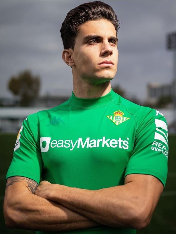 Betis: Marc Bartra fue plasmado en el cabello de un fan por barbero ...