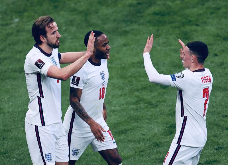 Gary Neville arremetió contra futbolistas que no manejan sus redes sociales