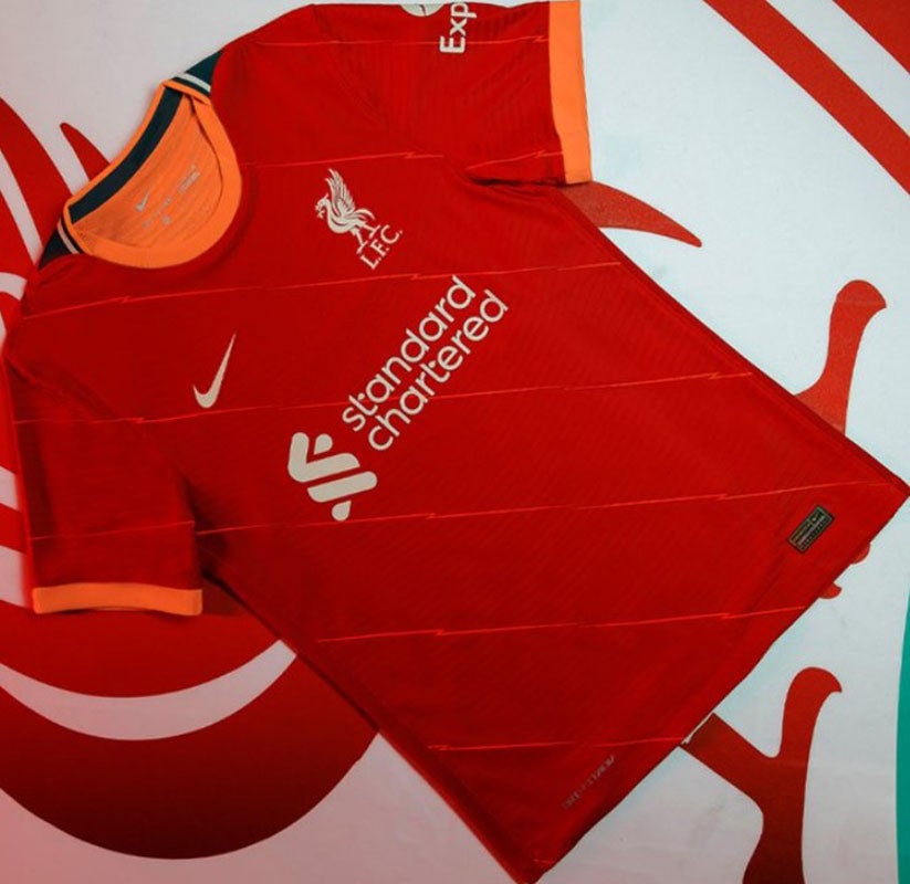 Premier League: Liverpool presentó nuevo uniforme inspirado en los años 60