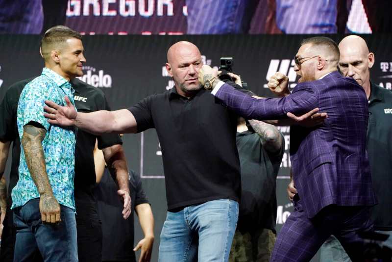 Video: McGregor tiró patada a Poirier en careo previo a su pelea
