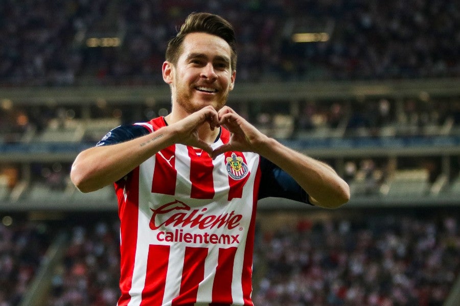 Chivas: Canelo Angulo ya entrena al parejo de sus compañeros; se acerca ...