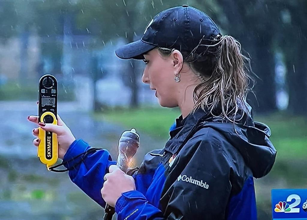 Kyla Gales, reportera de NBC, protegió su micrófono del huracán con un ...