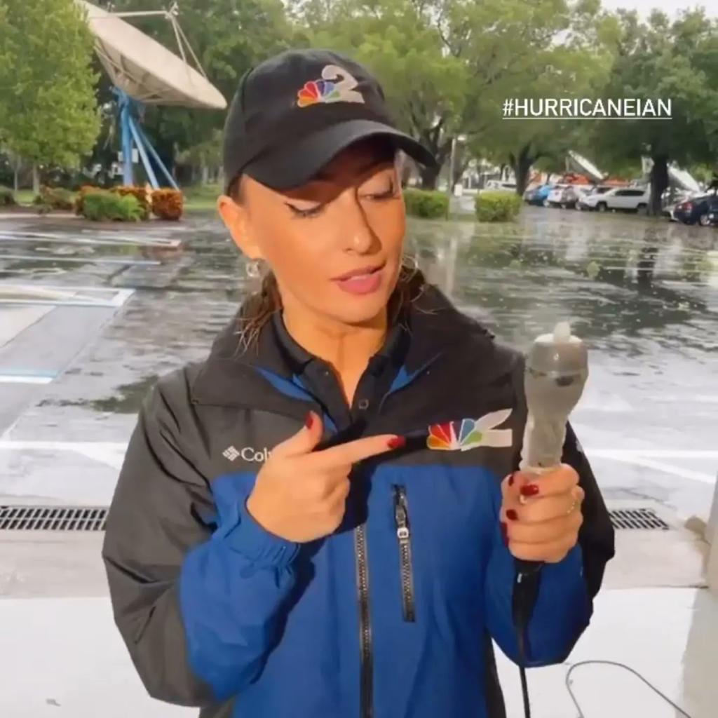 Kyla Gales, reportera de NBC, protegió su micrófono del huracán con un ...