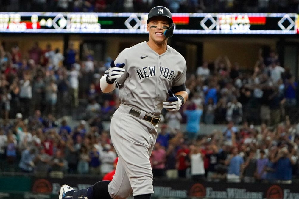 Aaron Judge: Aficionado que se quedó con la bola del HR 62 fue escoltado