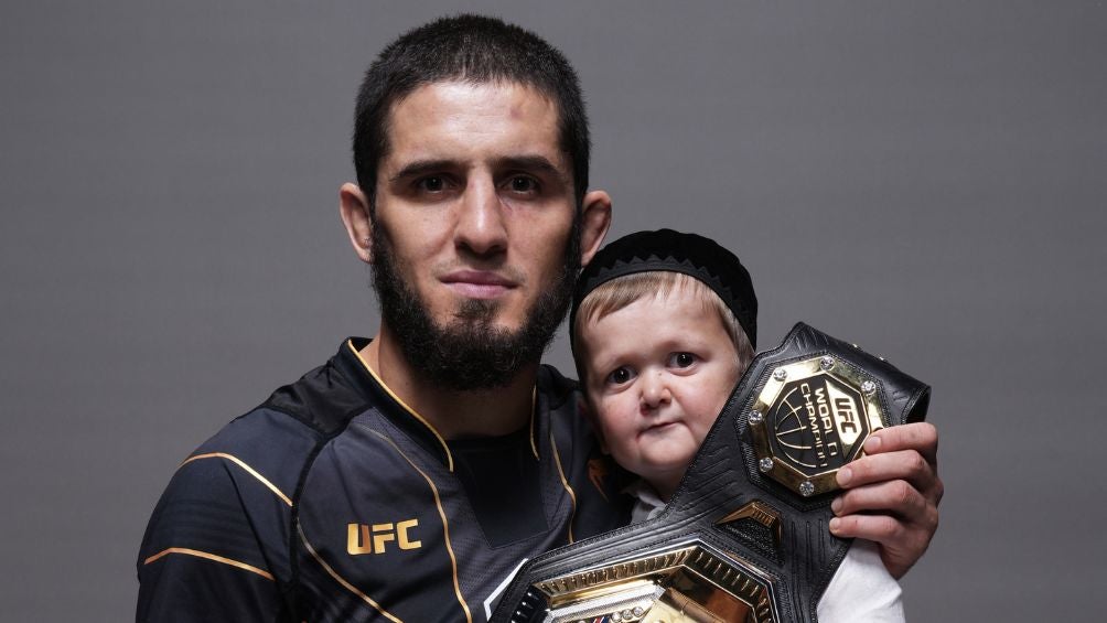 Hasbulla vence a Charles de Oliveira y obtiene su primer titulo en la UFC