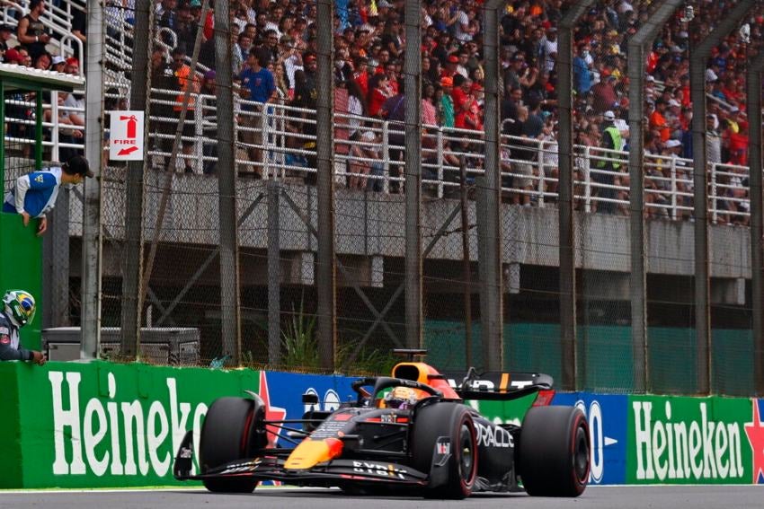 Checo Pérez: Red Bull pidió a Verstappen dejar pasar al tapatío, pero rechazó la orden
