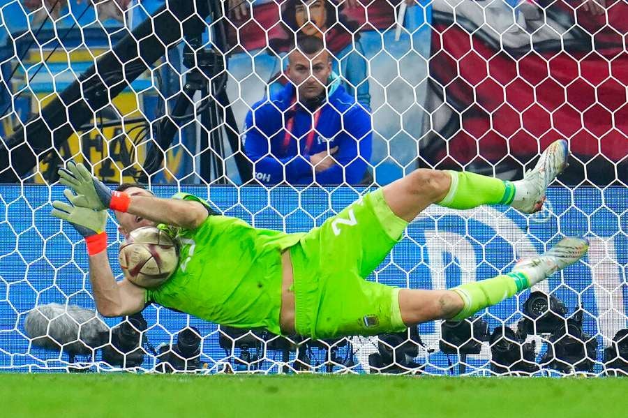Argentina: Atajada de Dibu Martínez, al estilo 'Casillas en 2010', clave para el título