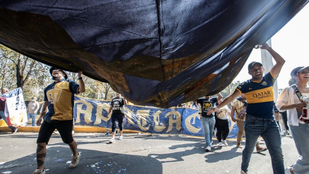 La Rebel celebró 25 años de existencia con caravana previo al Pumas vs León