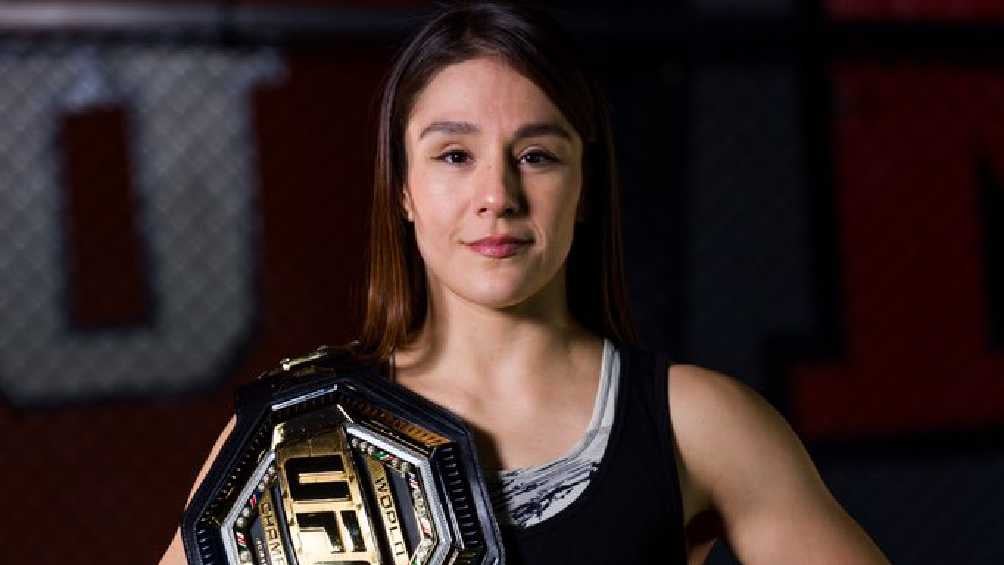 AMLO recibe a la campeona de UFC Alexa Grasso en el Palacio Nacional