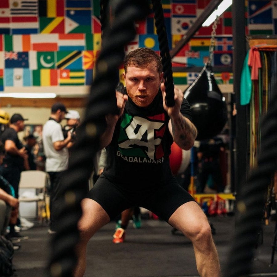 Canelo Álvarez asegura poder ganarle a McGregor con una sola mano