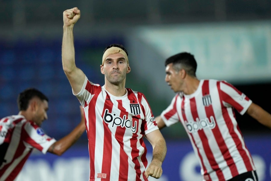 Le clavan un diente a Mauro Boselli y juega ensangrentado en partido de ...