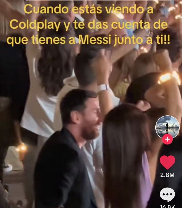 Pareja se toma selfie con Messi en concierto de Coldplay y no se dan cuenta
