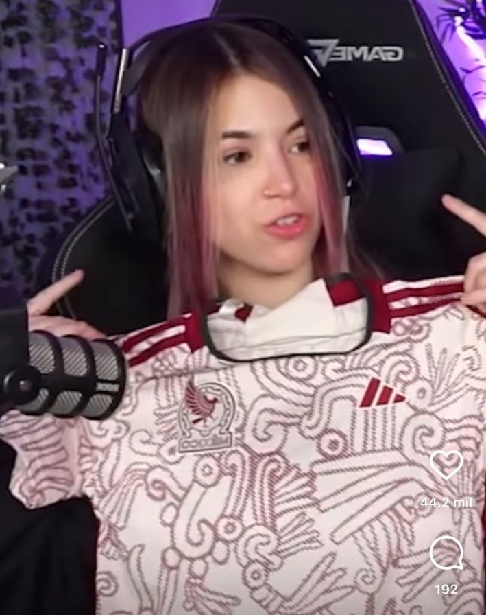 La Rivers recibe regalos de la Selección Mexicana