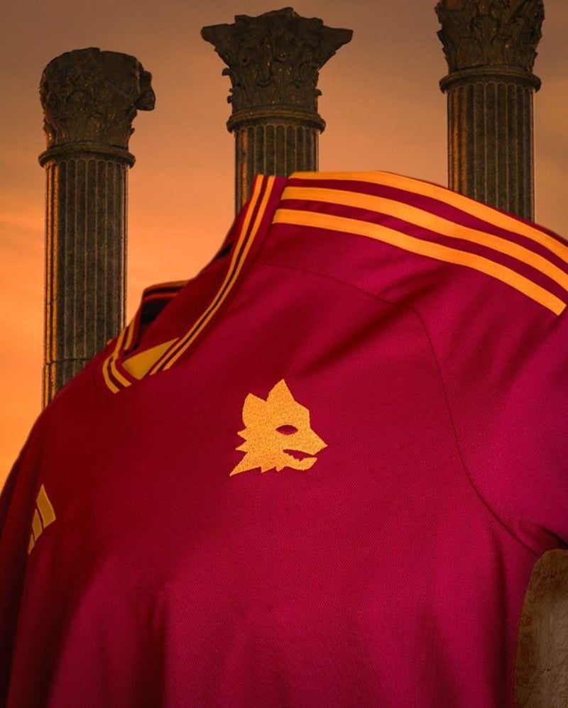 ¡Qué elegancia! Roma presentó su nuevo uniforme para la próxima temporada