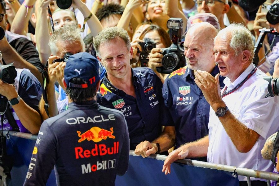 Christian Horner contradice a Helmut Marko y confirma que Checo Pérez estará con Red Bull en 2024