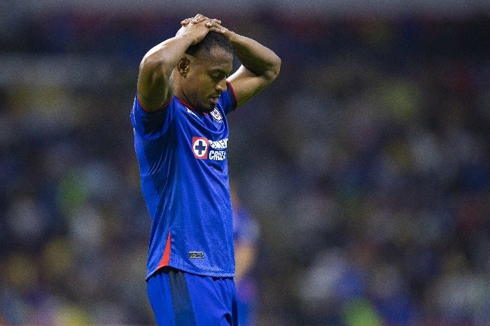 Willer Ditta, jugador de Cruz Azul, celebra el Grito de Independencia