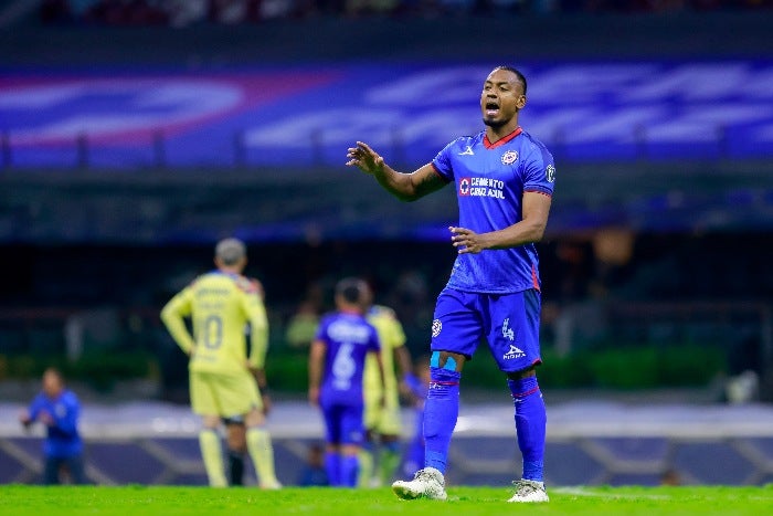 Willer Ditta, jugador de Cruz Azul, celebra el Grito de Independencia