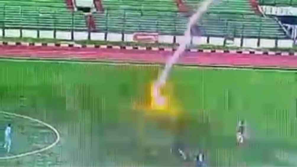 Muere futbolista amateur Septian Raharja en Indonesia por impacto de rayo en pleno partido