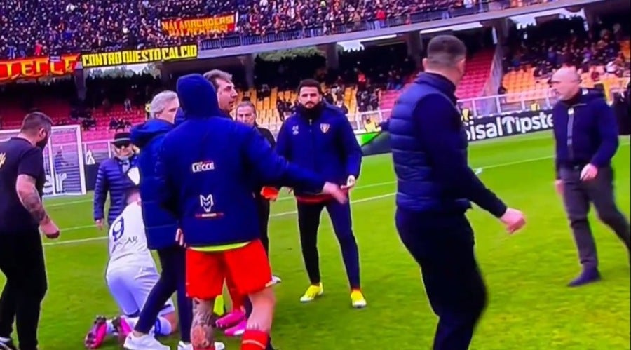 DT de Lecce da cabezazo a jugador del Hellas Verona y apunta a ser cesado