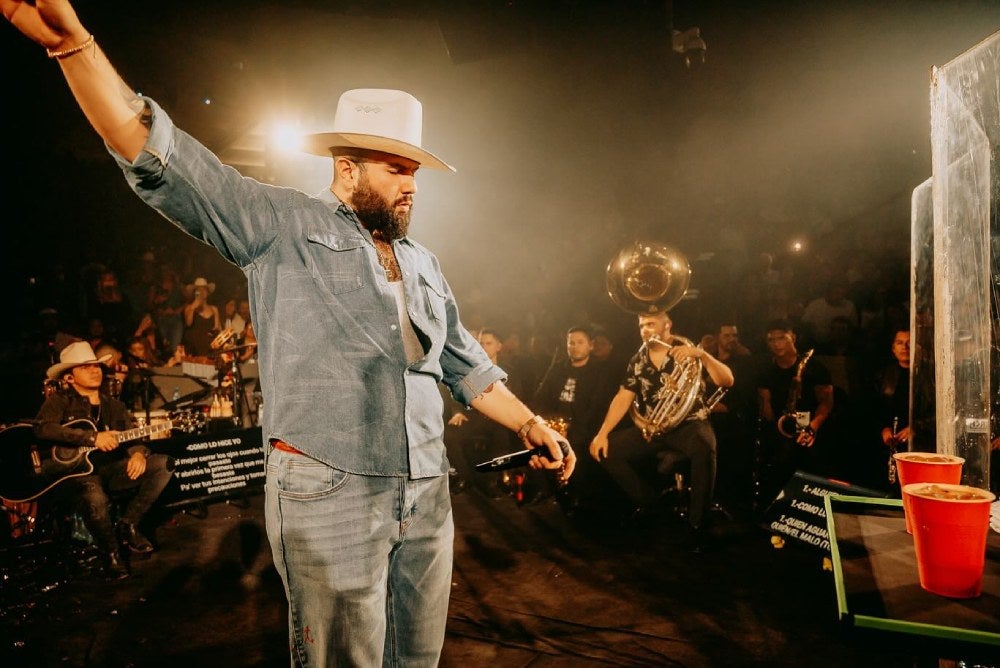 Carín León regresa con la ‘Boca Chueca’ a ritmo de pop, R&B, cumbia ...