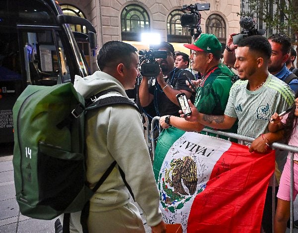 Decenas de aficionados reciben al Tri en su llegada a Houston