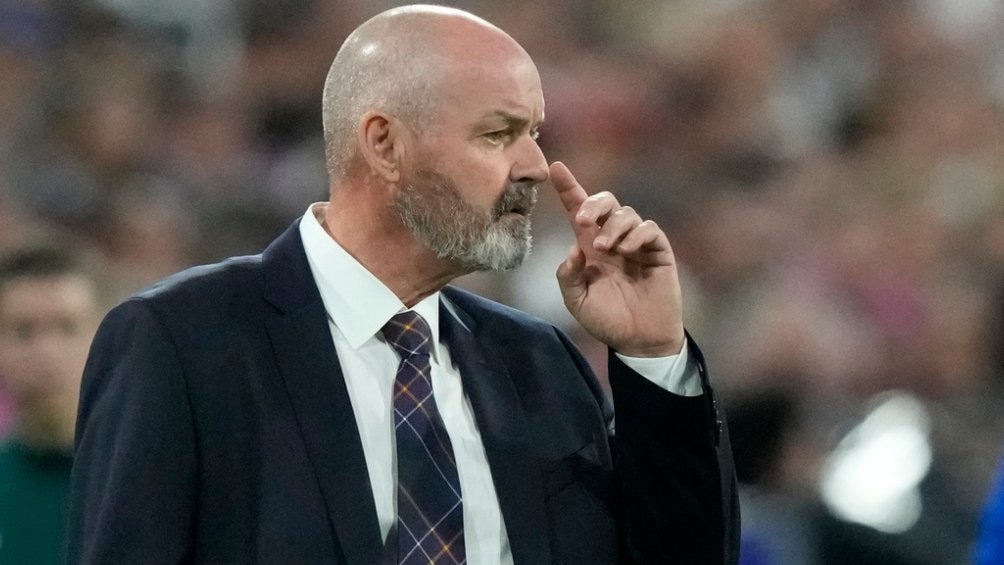 Steve Clarke, DT de Escocia, explota contra árbitro argentino Facundo ...