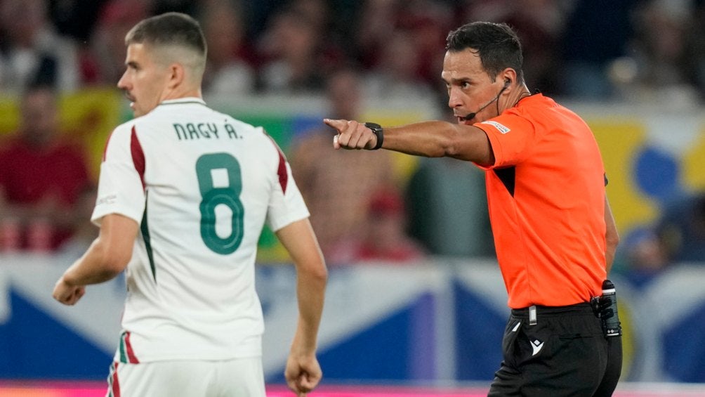 Steve Clarke, DT de Escocia, explota contra árbitro argentino Facundo ...