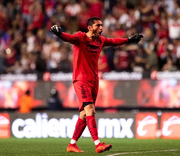 Jesús Corona rechaza un tiro con la cabeza y las redes lo comparan con René Higuita