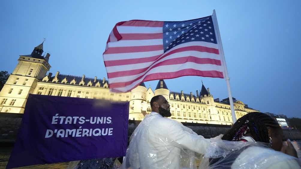 LeBron James celebra su medalla de Oro en Cannes junto con Draymond Green