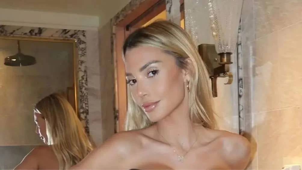 Hanna Howel, novia de Peso Pluma, se tatúa el nombre del cantante