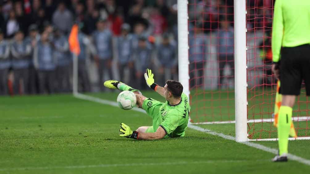 Dibu Martínez pasa a la historia al llegar a los 200 goles recibidos en la Premier League