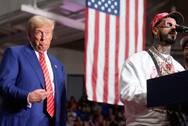 Anuel AA se presenta y apoya a Donald Trump en mitin: “El mejor ...