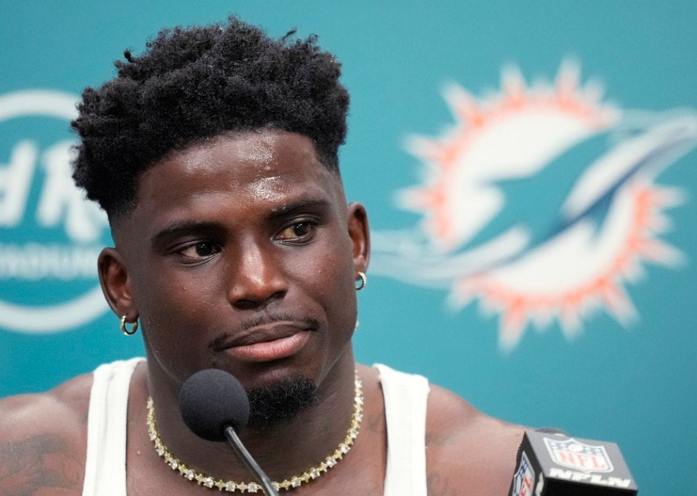 Policía que esposó a Tyreek Hill es investigado y separado de su cargo