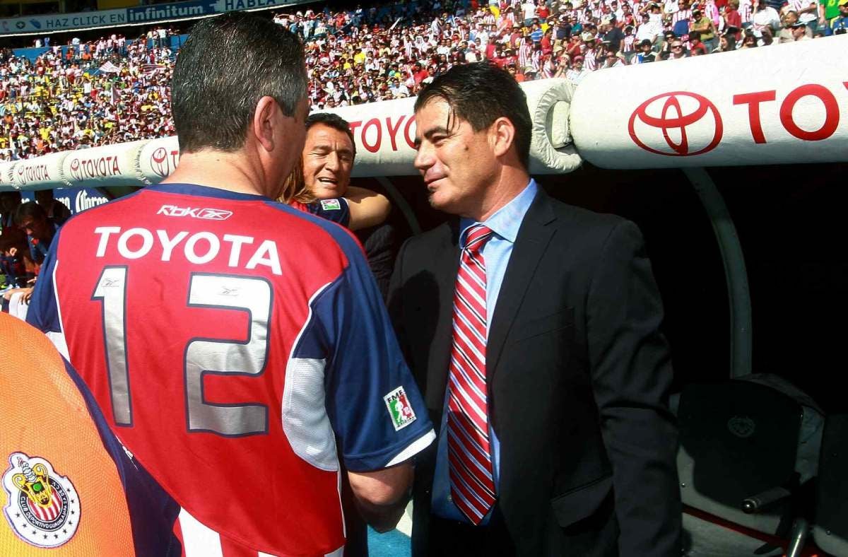 Los técnicos 'extraños' de Chivas que han dirigido un Clásico contra ...